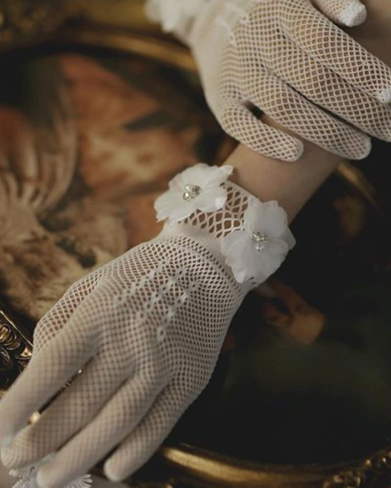 Tulle Short Satin Gloves With White Pearl – Belle Poque Offcial